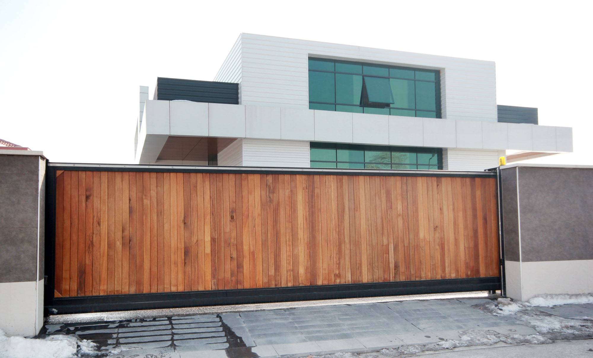 Should I Get An Electric Or Solar Automatic Gates For My Melbourne Home ...